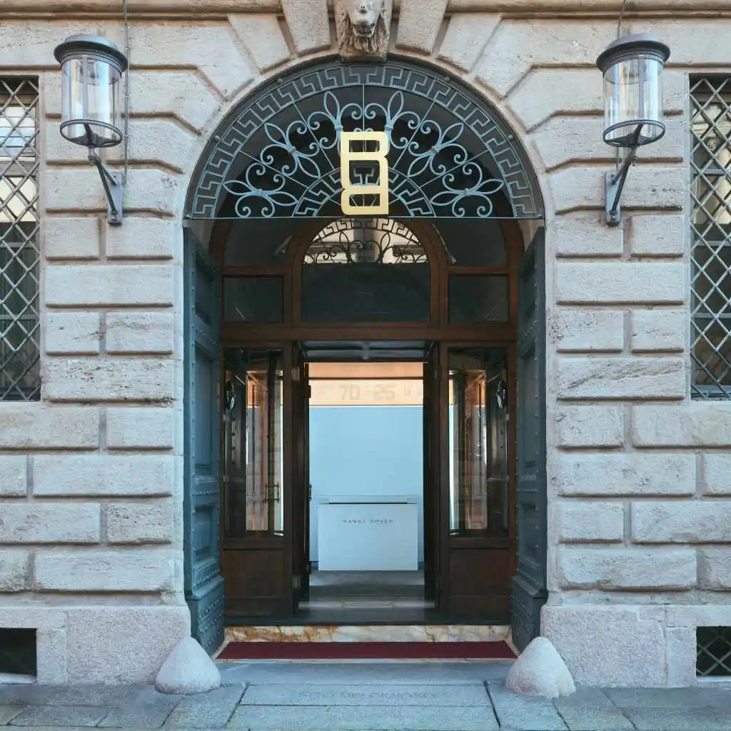 Range Rover Reveals Its First-Ever Logo in 55 Years